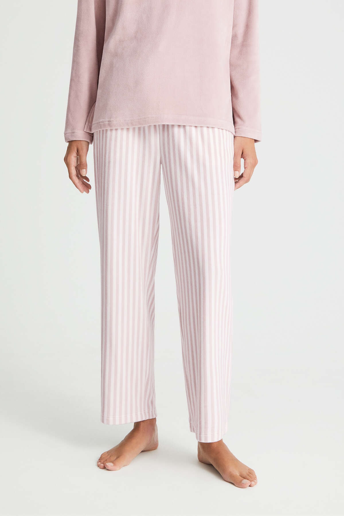 Oysho بنطلون طويل مخمل مخطط 32030643 - مسواگ